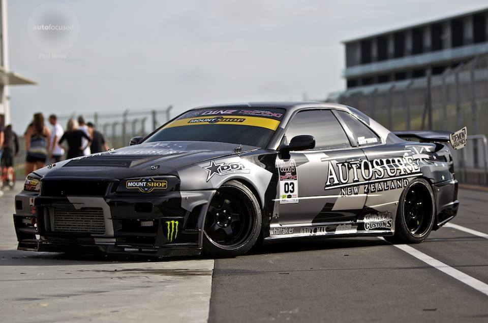 Nissan Skyline R34 with a Ford Nascar V8 – Engine Swap Depot