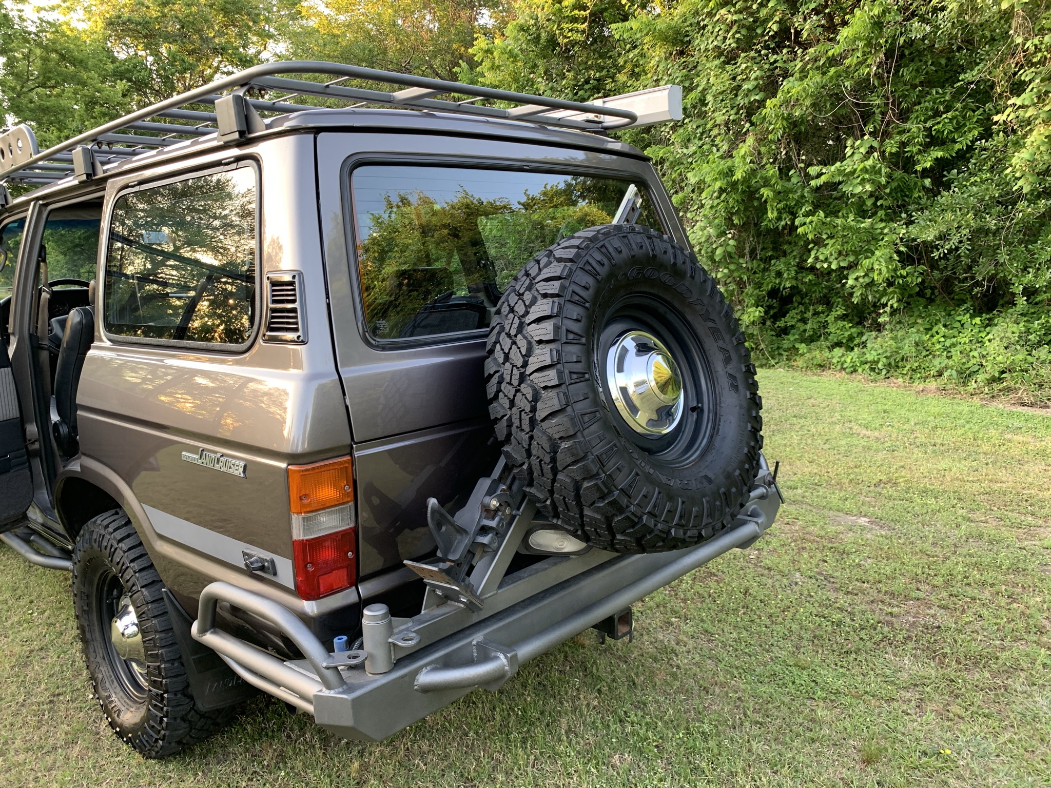 1990 Toyota Land Cruiser with a 5.3 L V8 - engineswapdepot.com