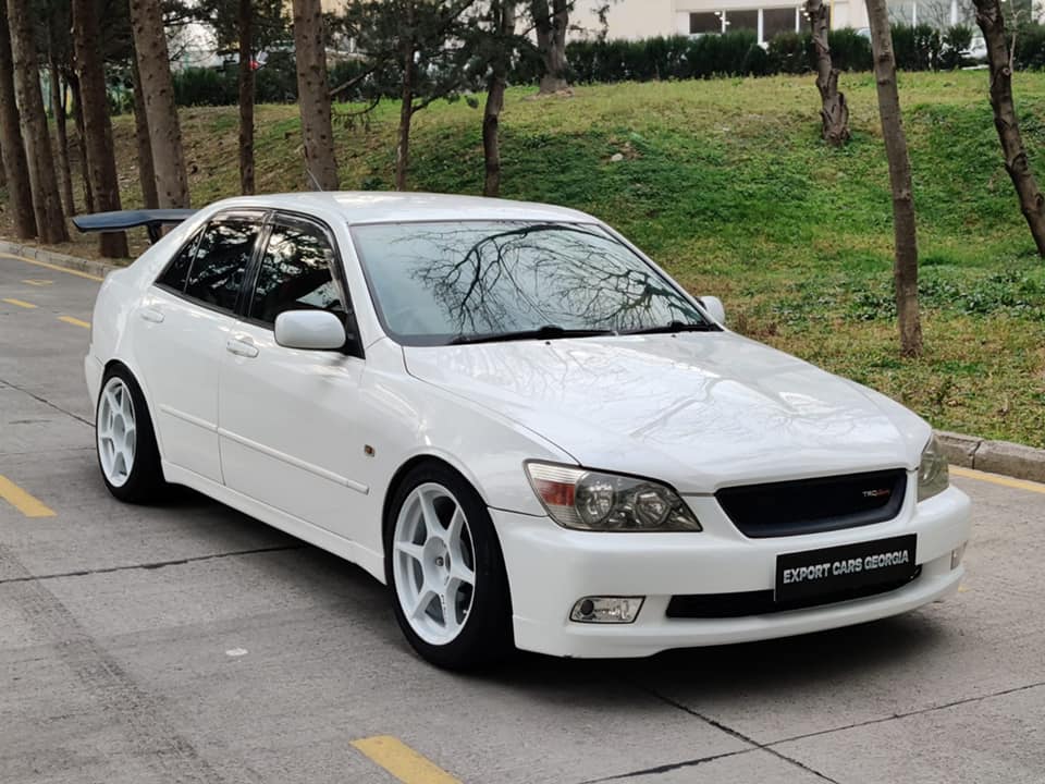 1999 Toyota Altezza with a 2.4 L Honda F20C